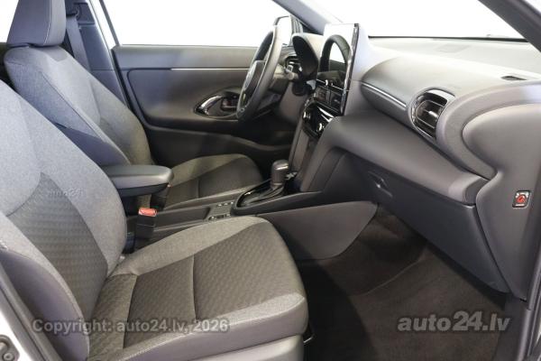 White Toyota Yaris Cross 2026 in Tallinn, with an engine capacity of 1.49 L and mileage of 4 thousand km for 28890 €, photo 7 on AUTOMOTO.COM.LV