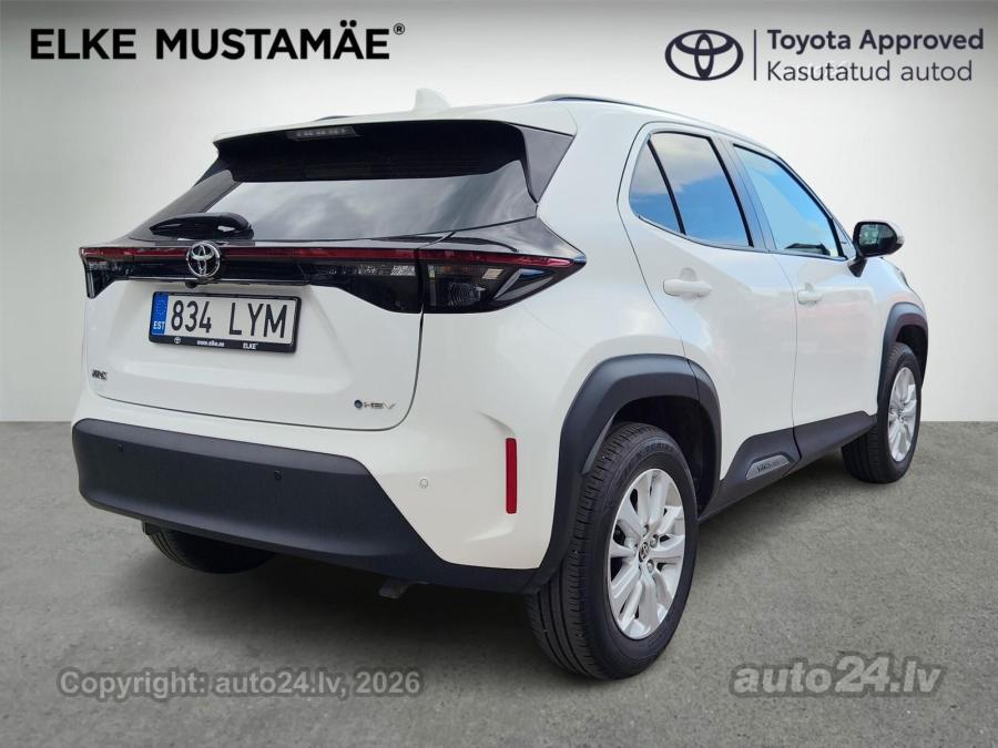 Белый Тойота Yaris Cross 2024 в Таллин, объемом двигателя 1.49 л и пробегом 102 тыс. км за 18995 €, фото 3 на AUTOMOTO.COM.LV