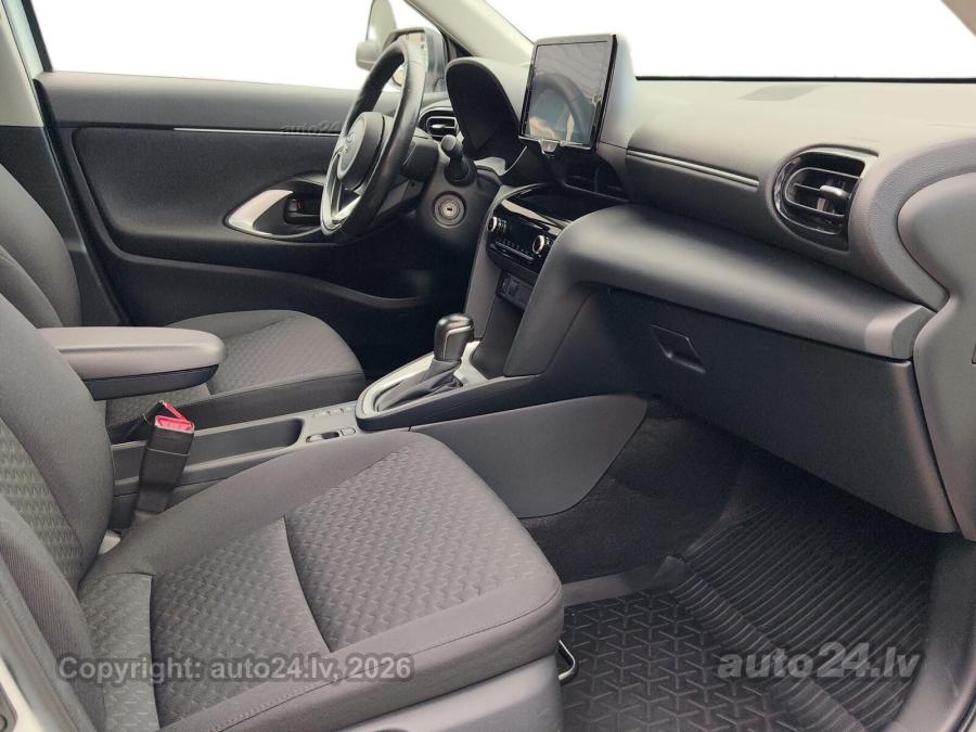Белый Тойота Yaris Cross 2024 в Таллин, объемом двигателя 1.49 л и пробегом 102 тыс. км за 18995 €, фото 7 на AUTOMOTO.COM.LV