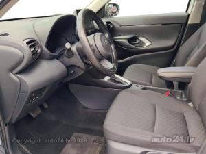 Белый Тойота Yaris Cross 2024 в Таллин, объемом двигателя 1.49 л и пробегом 102 тыс. км за 18995 €, фото 12 на AUTOMOTO.COM.LV