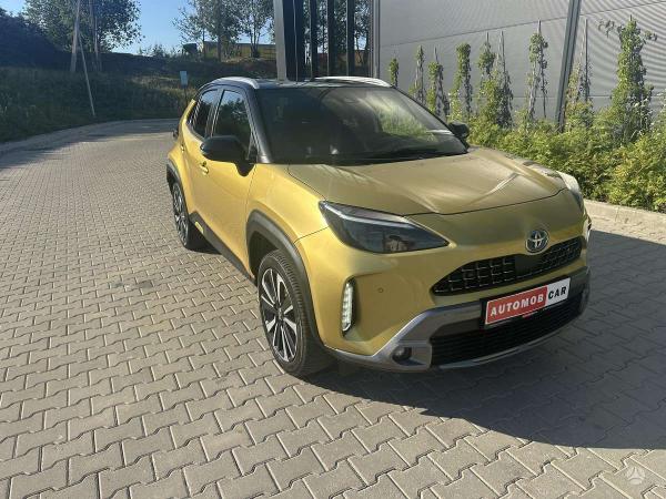Yellow Toyota Yaris Cross 2021 in Vilnius, with an engine capacity of 1.49 L and mileage of 118 thousand km for 21450 €, photo 1 on AUTOMOTO.COM.LV