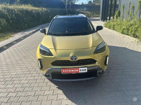 Yellow Toyota Yaris Cross 2021 in Vilnius, with an engine capacity of 1.49 L and mileage of 118 thousand km for 21450 €, photo 3 on AUTOMOTO.COM.LV