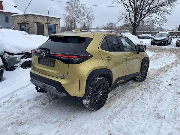 Yellow Toyota Yaris Cross 2022 in Kaunas, with an engine capacity of 1.50 L and mileage of 61 thousand km for 15900 €, photo 3 on AUTOMOTO.COM.LV