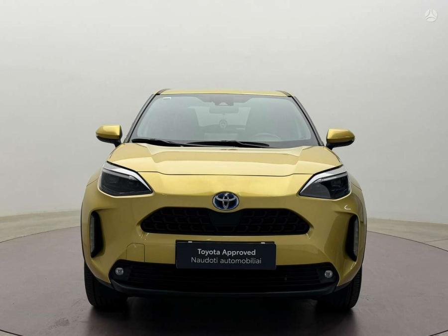 Yellow Toyota Yaris Cross 2022 in Panevezys, with an engine capacity of 1.49 L and mileage of 33 thousand km for 21990 €, photo 3 on AUTOMOTO.COM.LV