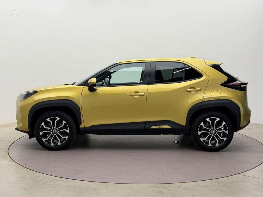 Yellow Toyota Yaris Cross 2022 in Panevezys, with an engine capacity of 1.49 L and mileage of 33 thousand km for 21990 €, photo 6 on AUTOMOTO.COM.LV