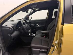 Yellow Toyota Yaris Cross 2022 in Panevezys, with an engine capacity of 1.49 L and mileage of 33 thousand km for 21990 €, photo 10 on AUTOMOTO.COM.LV