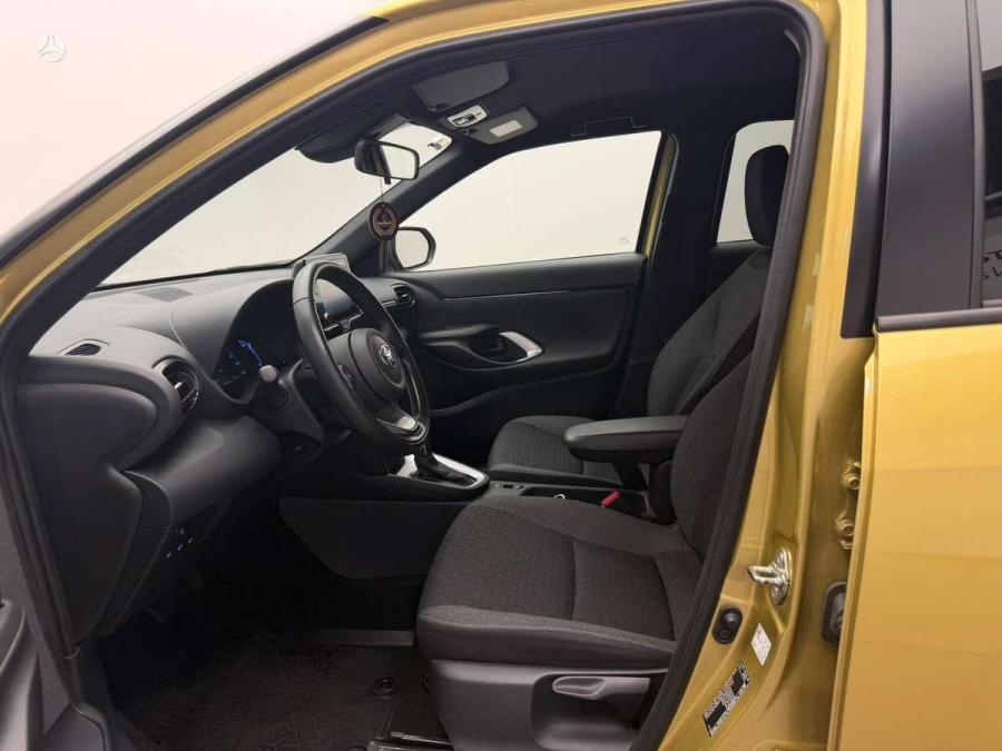 Yellow Toyota Yaris Cross 2022 in Panevezys, with an engine capacity of 1.49 L and mileage of 33 thousand km for 21990 €, photo 10 on AUTOMOTO.COM.LV