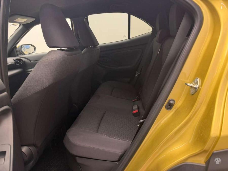 Yellow Toyota Yaris Cross 2022 in Panevezys, with an engine capacity of 1.49 L and mileage of 33 thousand km for 21990 €, photo 13 on AUTOMOTO.COM.LV