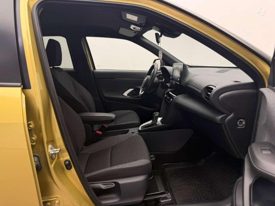 Yellow Toyota Yaris Cross 2022 in Panevezys, with an engine capacity of 1.49 L and mileage of 33 thousand km for 21990 €, photo 16 on AUTOMOTO.COM.LV