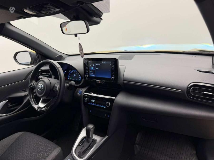 Yellow Toyota Yaris Cross 2022 in Panevezys, with an engine capacity of 1.49 L and mileage of 33 thousand km for 21990 €, photo 18 on AUTOMOTO.COM.LV