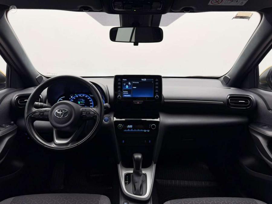 Yellow Toyota Yaris Cross 2022 in Panevezys, with an engine capacity of 1.49 L and mileage of 33 thousand km for 21990 €, photo 19 on AUTOMOTO.COM.LV