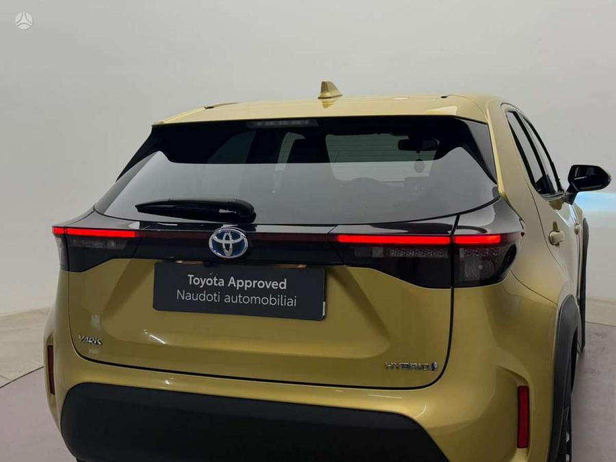 Yellow Toyota Yaris Cross 2022 in Panevezys, with an engine capacity of 1.49 L and mileage of 33 thousand km for 21990 €, photo 38 on AUTOMOTO.COM.LV