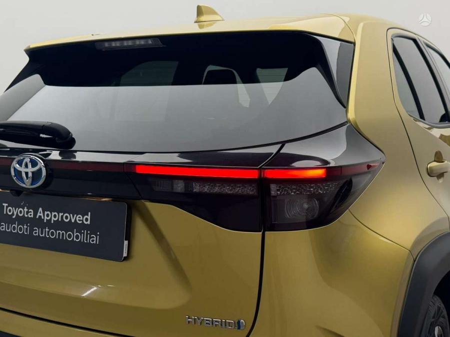 Yellow Toyota Yaris Cross 2022 in Panevezys, with an engine capacity of 1.49 L and mileage of 33 thousand km for 21990 €, photo 39 on AUTOMOTO.COM.LV