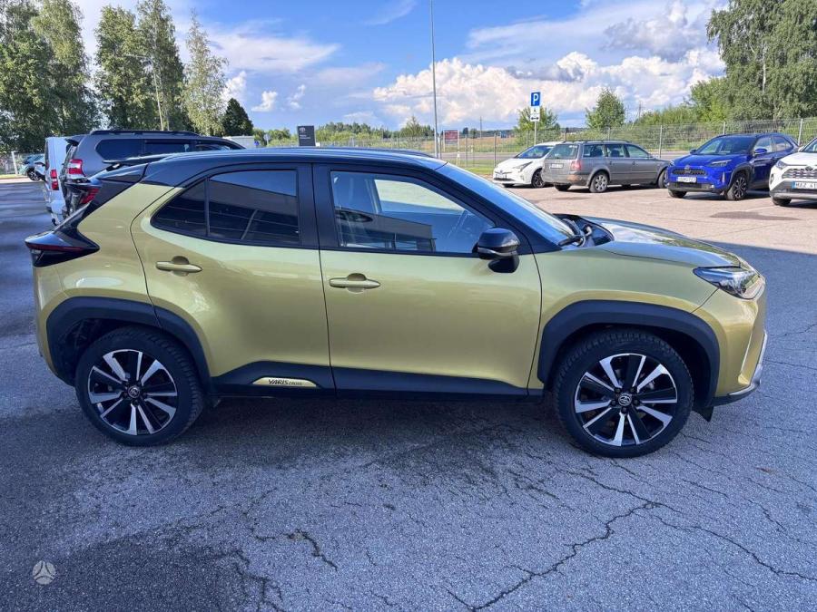 Yellow Toyota Yaris Cross 2022 in Panevezys, with an engine capacity of 1.49 L and mileage of 111 thousand km for 22999 €, photo 5 on AUTOMOTO.COM.LV