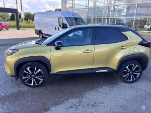Yellow Toyota Yaris Cross 2022 in Panevezys, with an engine capacity of 1.49 L and mileage of 111 thousand km for 22999 €, photo 7 on AUTOMOTO.COM.LV