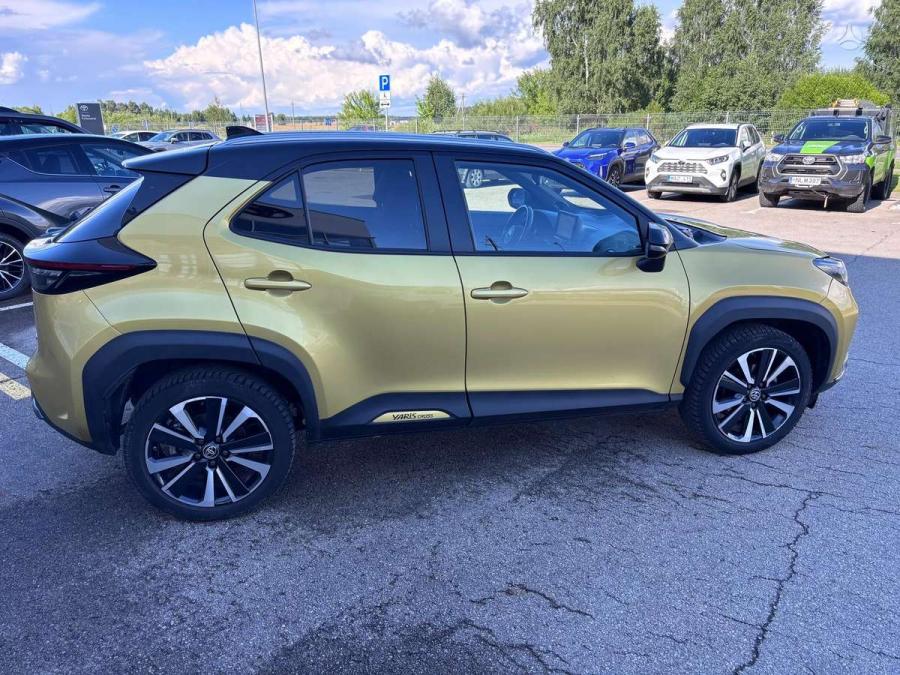 Yellow Toyota Yaris Cross 2022 in Panevezys, with an engine capacity of 1.49 L and mileage of 111 thousand km for 22999 €, photo 10 on AUTOMOTO.COM.LV