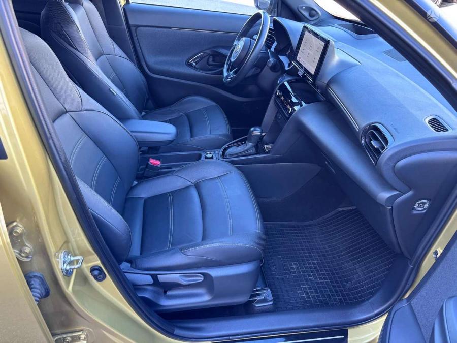 Yellow Toyota Yaris Cross 2022 in Panevezys, with an engine capacity of 1.49 L and mileage of 111 thousand km for 22999 €, photo 11 on AUTOMOTO.COM.LV