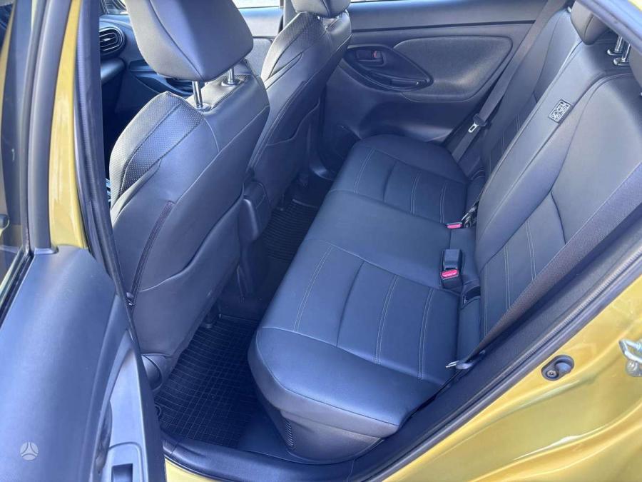 Yellow Toyota Yaris Cross 2022 in Panevezys, with an engine capacity of 1.49 L and mileage of 111 thousand km for 22999 €, photo 13 on AUTOMOTO.COM.LV
