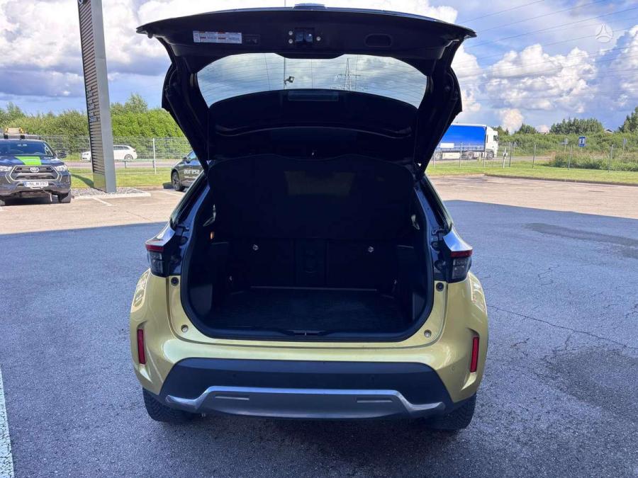 Yellow Toyota Yaris Cross 2022 in Panevezys, with an engine capacity of 1.49 L and mileage of 111 thousand km for 22999 €, photo 14 on AUTOMOTO.COM.LV