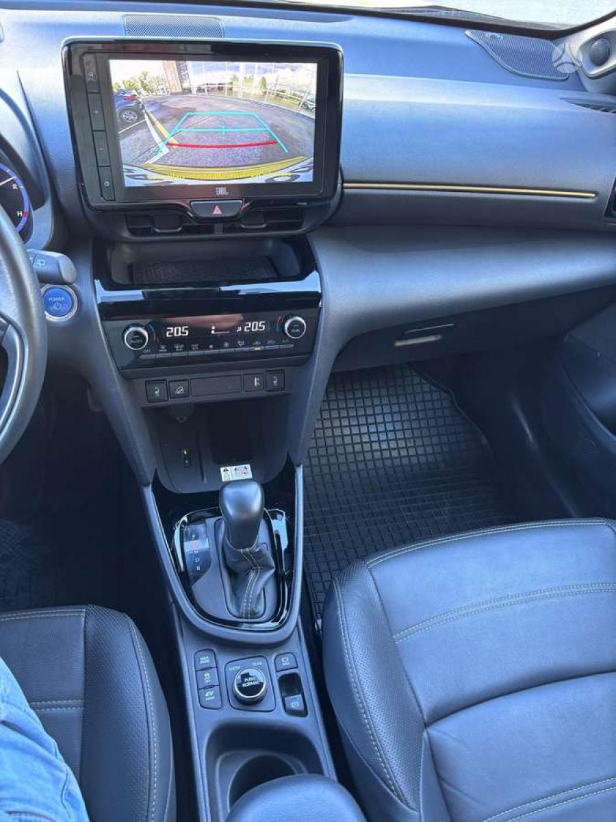 Yellow Toyota Yaris Cross 2022 in Panevezys, with an engine capacity of 1.49 L and mileage of 111 thousand km for 22999 €, photo 18 on AUTOMOTO.COM.LV