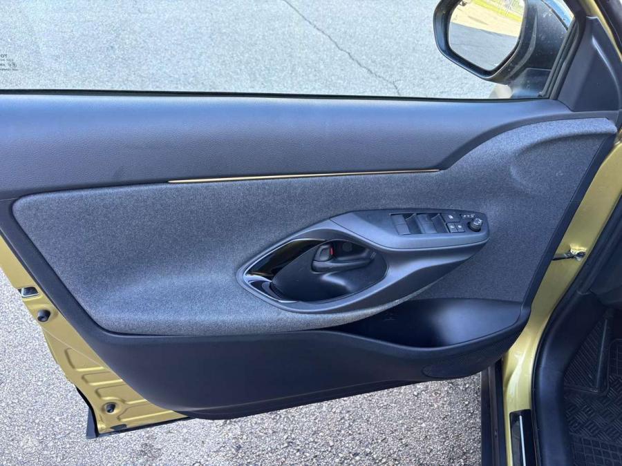 Yellow Toyota Yaris Cross 2022 in Panevezys, with an engine capacity of 1.49 L and mileage of 111 thousand km for 22999 €, photo 23 on AUTOMOTO.COM.LV