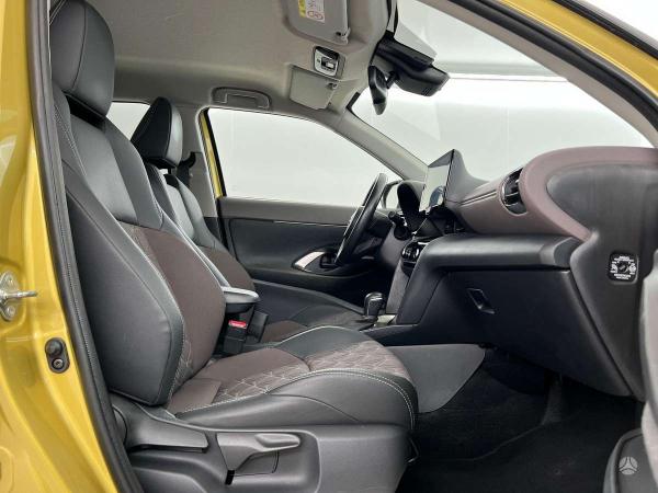 Yellow Toyota Yaris Cross 2022 in Vilnius, with an engine capacity of 1.49 L and mileage of 50 thousand km for 24900 €, photo 7 on AUTOMOTO.COM.LV