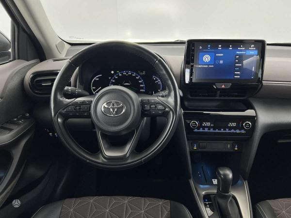 Yellow Toyota Yaris Cross 2022 in Vilnius, with an engine capacity of 1.49 L and mileage of 50 thousand km for 24900 €, photo 10 on AUTOMOTO.COM.LV