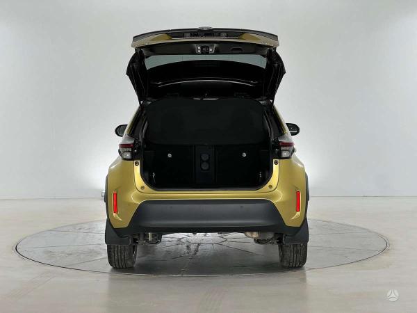 Yellow Toyota Yaris Cross 2022 in Vilnius, with an engine capacity of 1.49 L and mileage of 50 thousand km for 24900 €, photo 11 on AUTOMOTO.COM.LV