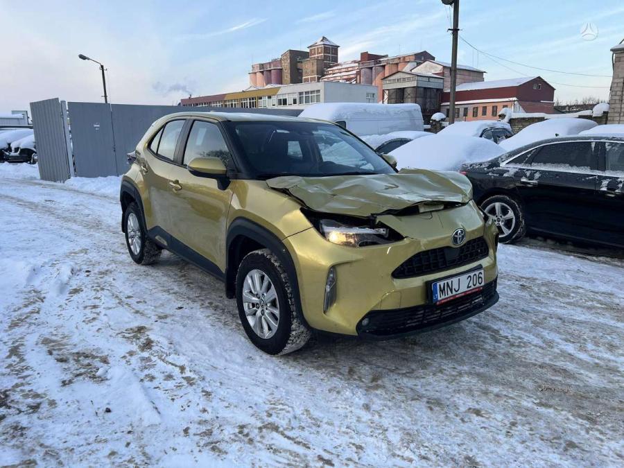 Желтый Тойота Yaris Cross 2023 в Каунас, объемом двигателя 1.49 л и пробегом 32 тыс. км за 10900 €, фото 1 на AUTOMOTO.COM.LV