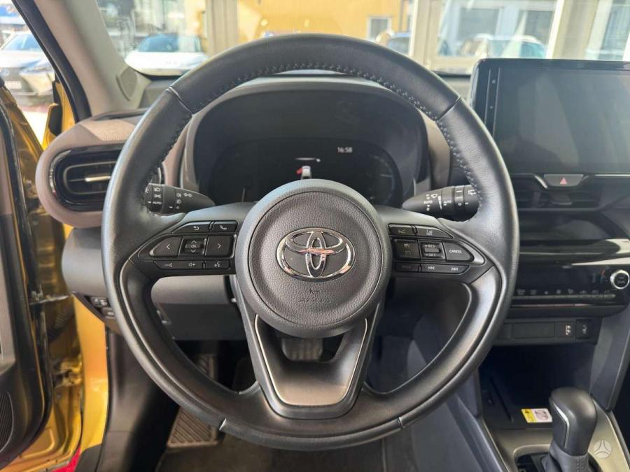 Желтый Тойота Yaris Cross 2024 в Шяуляй, объемом двигателя 1.49 л и пробегом 16 тыс. км за 24900 €, фото 12 на AUTOMOTO.COM.LV