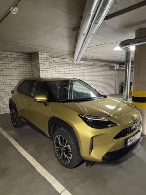Dzeltens Toyota Yaris Cross 2023 Viļņa, ar dzinēja tilpumu 1.49 L un nobraukumu 50 tūkst. km par 23900 €, foto  vietnē AUTOMOTO.COM.LV