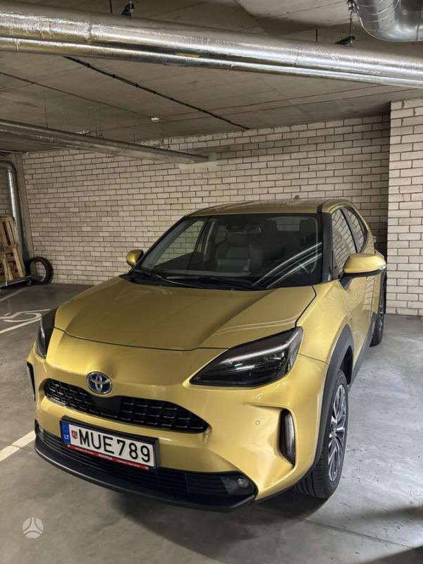 Yellow Toyota Yaris Cross 2023 in Vilnius, with an engine capacity of 1.49 L and mileage of 50 thousand km for 23900 €, photo 2 on AUTOMOTO.COM.LV