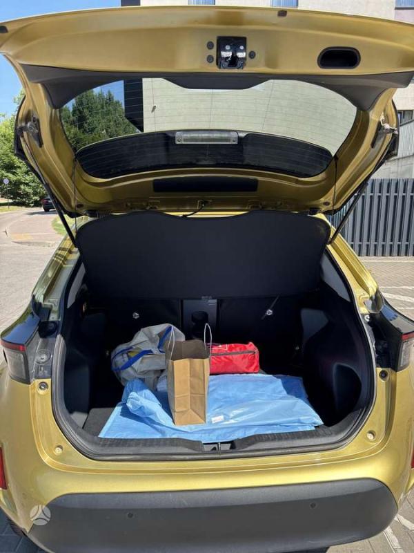 Yellow Toyota Yaris Cross 2023 in Vilnius, with an engine capacity of 1.49 L and mileage of 50 thousand km for 23900 €, photo 4 on AUTOMOTO.COM.LV