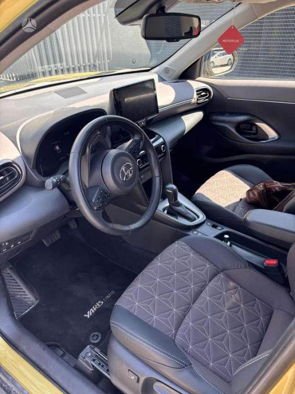 Yellow Toyota Yaris Cross 2023 in Vilnius, with an engine capacity of 1.49 L and mileage of 50 thousand km for 23900 €, photo 10 on AUTOMOTO.COM.LV
