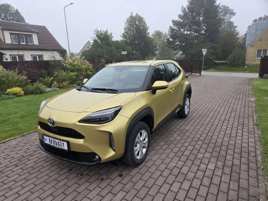 Yellow Toyota Yaris Cross 2023 in Birzai, with an engine capacity of 1.49 L and mileage of 20 thousand km for 18700 €, photo 1 on AUTOMOTO.COM.LV
