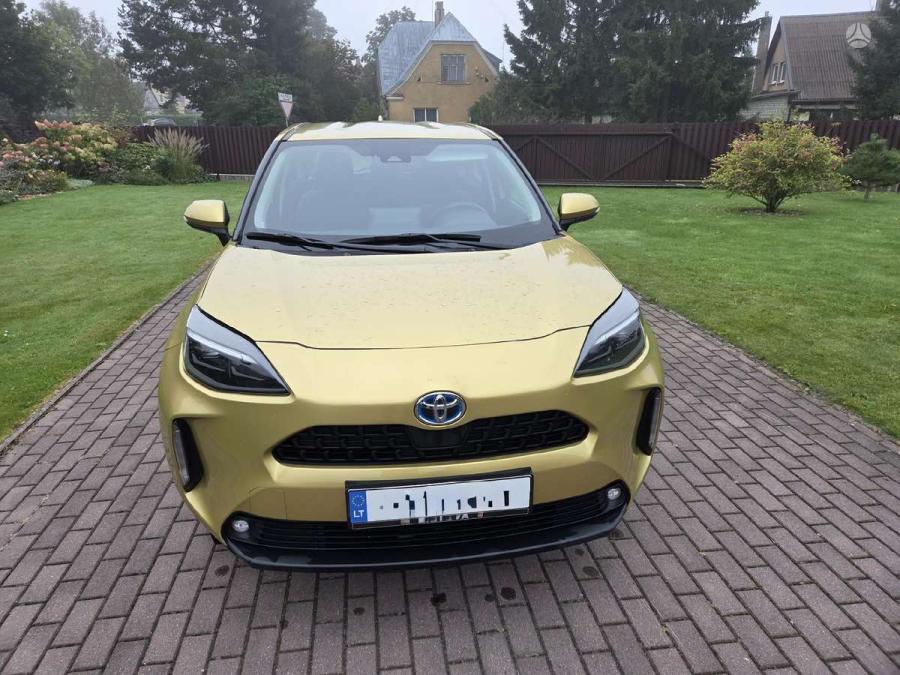 Yellow Toyota Yaris Cross 2023 in Birzai, with an engine capacity of 1.49 L and mileage of 20 thousand km for 18700 €, photo 2 on AUTOMOTO.COM.LV
