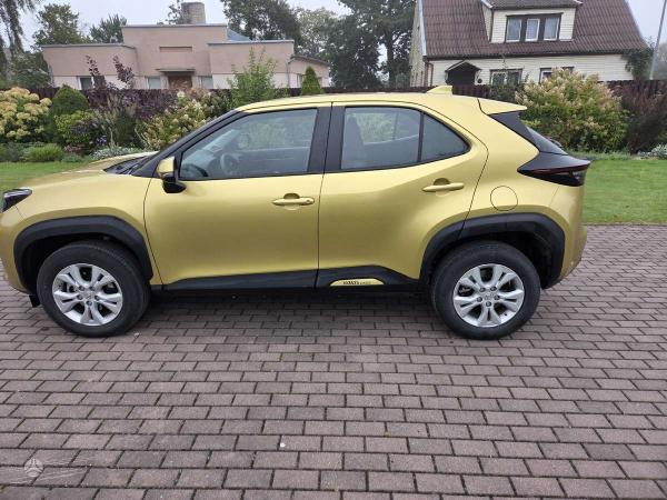 Yellow Toyota Yaris Cross 2023 in Birzai, with an engine capacity of 1.49 L and mileage of 20 thousand km for 18700 €, photo 8 on AUTOMOTO.COM.LV