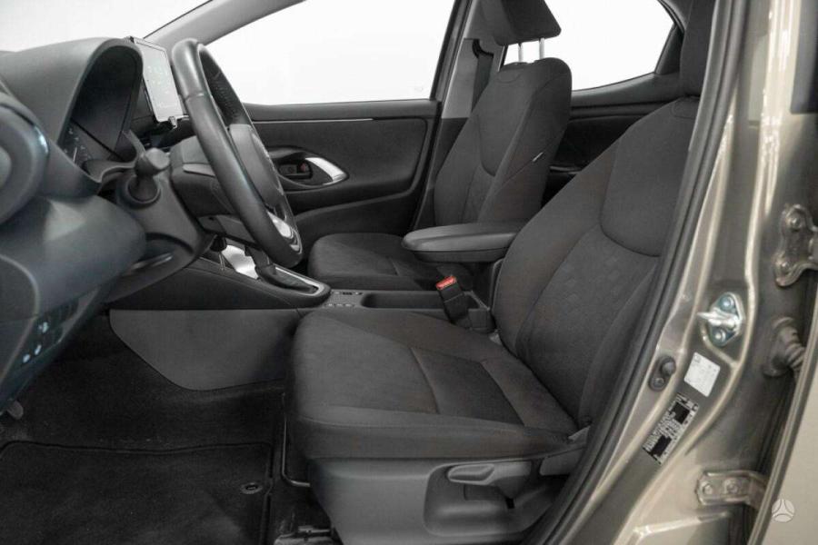 Green Toyota Yaris 2024 in Vilnius, with an engine capacity of 1.50 L and mileage of 93 thousand km for 16950 €, photo 8 on AUTOMOTO.COM.LV