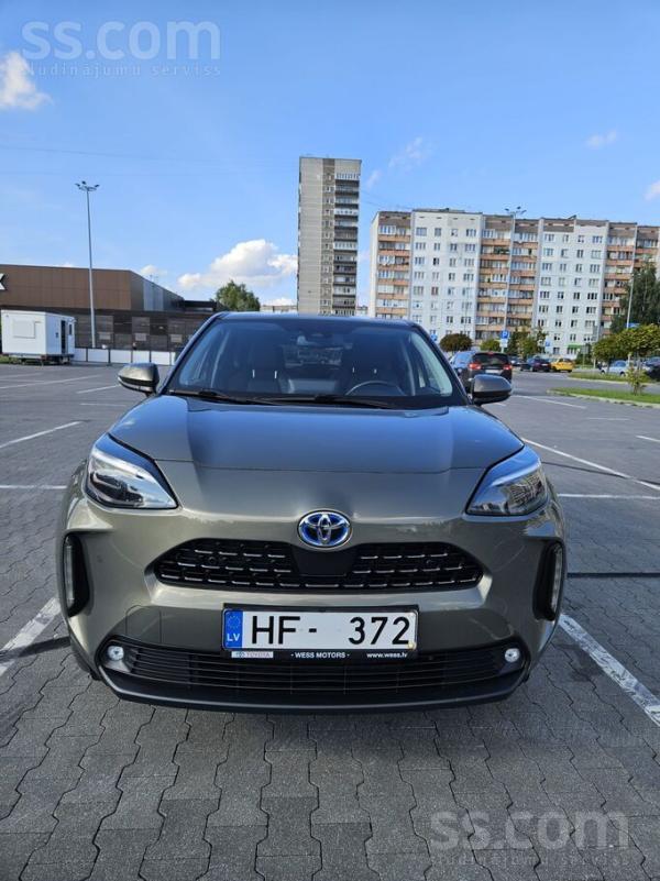 Green Toyota Yaris 2022 in Riga, with an engine capacity of 1.50 L and mileage of 46 thousand km for 22500 €, photo 3 on AUTOMOTO.COM.LV