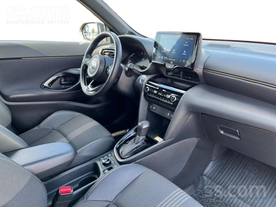 Green Toyota Yaris 2023 in Riga, with an engine capacity of 1.50 L and mileage of 41 thousand km for 25990 €, photo 7 on AUTOMOTO.COM.LV