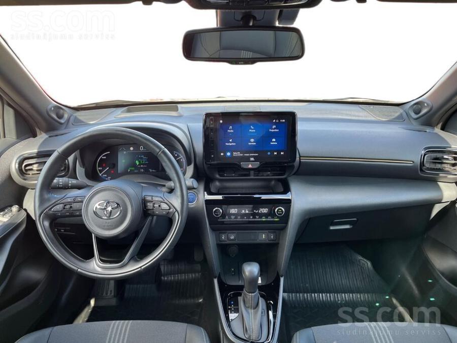 Green Toyota Yaris 2023 in Riga, with an engine capacity of 1.50 L and mileage of 41 thousand km for 25990 €, photo 9 on AUTOMOTO.COM.LV