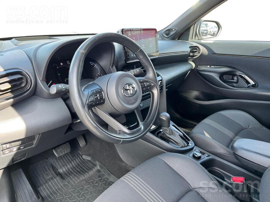 Green Toyota Yaris 2023 in Riga, with an engine capacity of 1.50 L and mileage of 41 thousand km for 25990 €, photo 12 on AUTOMOTO.COM.LV