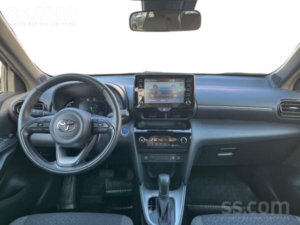 Green Toyota Yaris 2024 in Riga, with an engine capacity of 1.50 L and mileage of 14 thousand km for 24490 €, photo 8 on AUTOMOTO.COM.LV