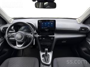 Green Toyota Yaris 2025 in Riga, with an engine capacity of 1.50 L and mileage of 37 thousand km for 23990 €, photo 9 on AUTOMOTO.COM.LV