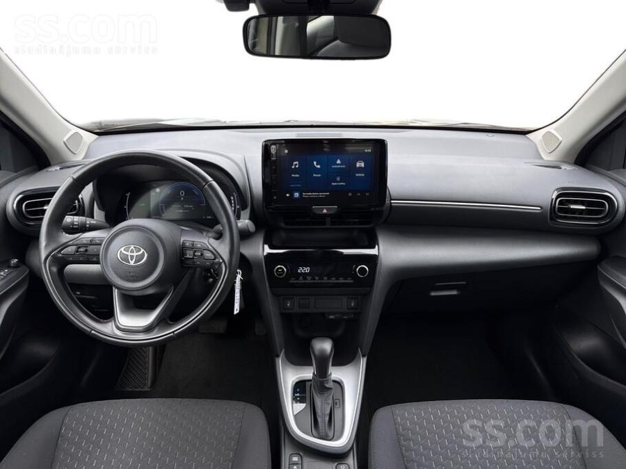 Green Toyota Yaris 2025 in Riga, with an engine capacity of 1.50 L and mileage of 37 thousand km for 23990 €, photo 9 on AUTOMOTO.COM.LV