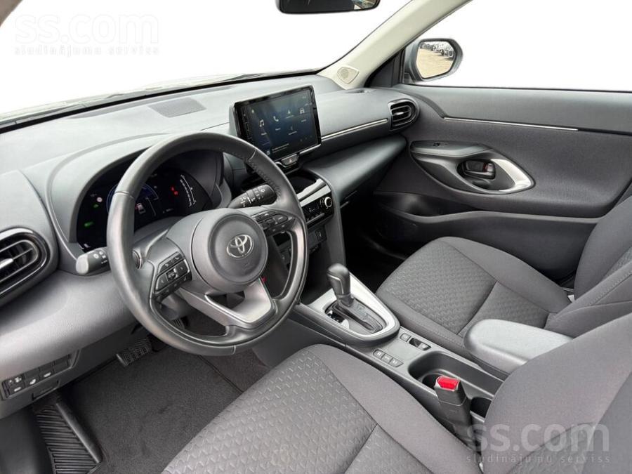 Green Toyota Yaris 2025 in Riga, with an engine capacity of 1.50 L and mileage of 37 thousand km for 23990 €, photo 12 on AUTOMOTO.COM.LV