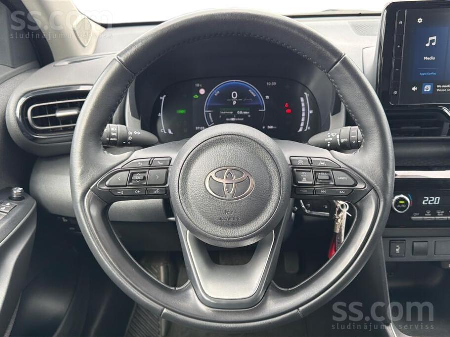 Green Toyota Yaris 2025 in Riga, with an engine capacity of 1.50 L and mileage of 37 thousand km for 23990 €, photo 13 on AUTOMOTO.COM.LV