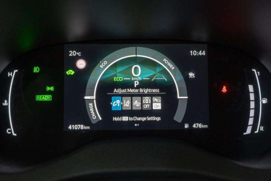 Green Toyota Yaris 2025 in Vilnius, with an engine capacity of 1.50 L and mileage of 41 thousand km for 23900 €, photo 12 on AUTOMOTO.COM.LV
