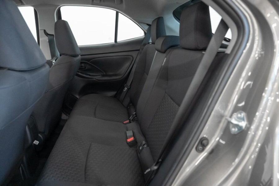 Green Toyota Yaris 2025 in Vilnius, with an engine capacity of 1.50 L and mileage of 41 thousand km for 23900 €, photo 19 on AUTOMOTO.COM.LV