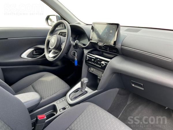 Green Toyota Yaris 2026 in Riga, with an engine capacity of 1.50 L and mileage of 3 thousand km for 23990 €, photo 6 on AUTOMOTO.COM.LV